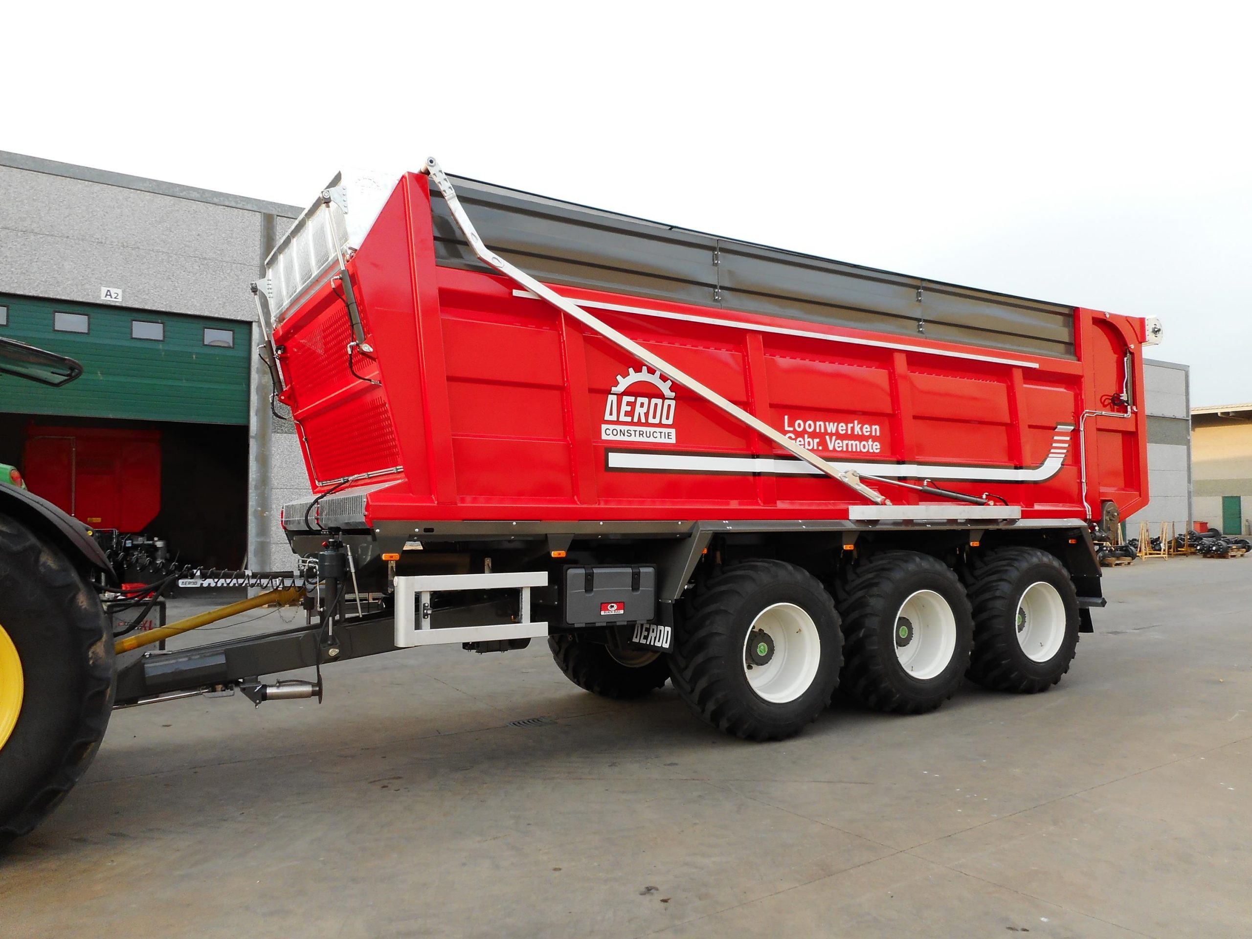 Deroo toont eerste silagewagens - deloonwerker.be
